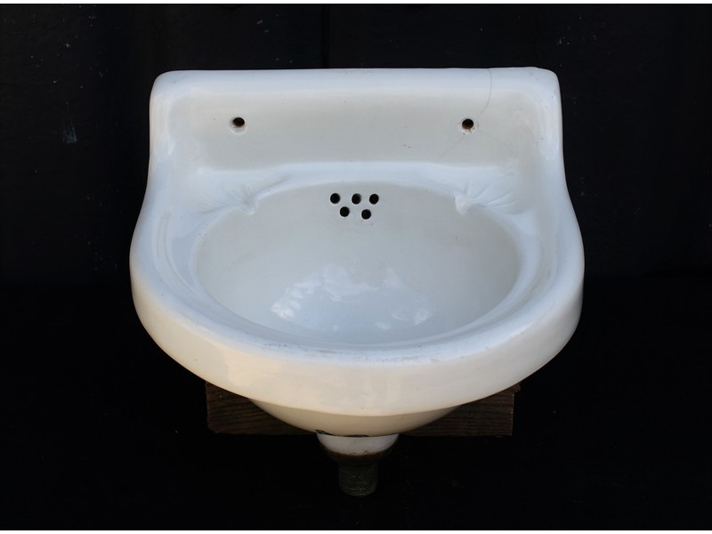 Antique and reclaimed bathroom basins, cloakroom basins and sinks ...